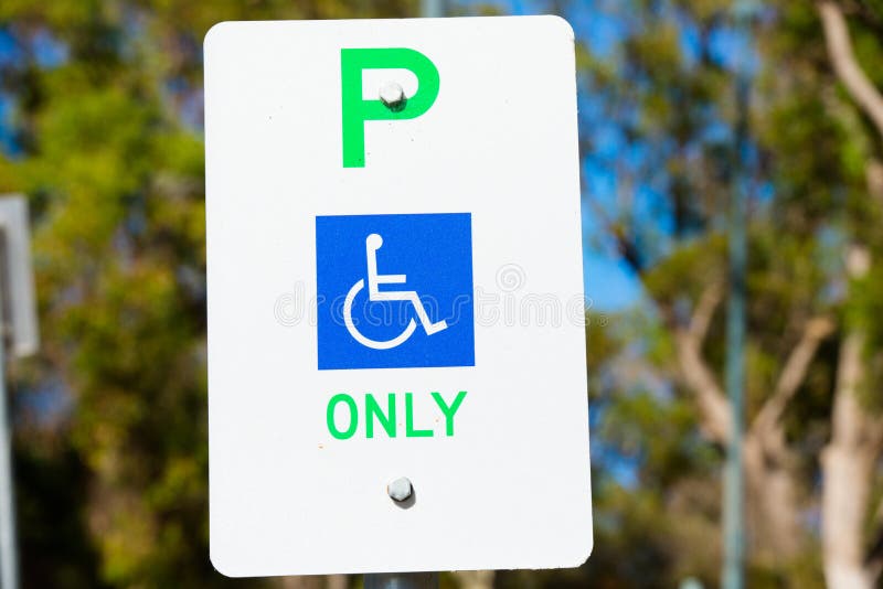 Feche Acima Da Pessoa Deficiente Do Sinal Reservado Do Estacionamento ...