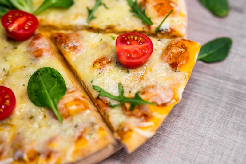 Feche Acima Da Pizza Do Vegetariano Com Tomates E Ervas Sobre a Tabela ...