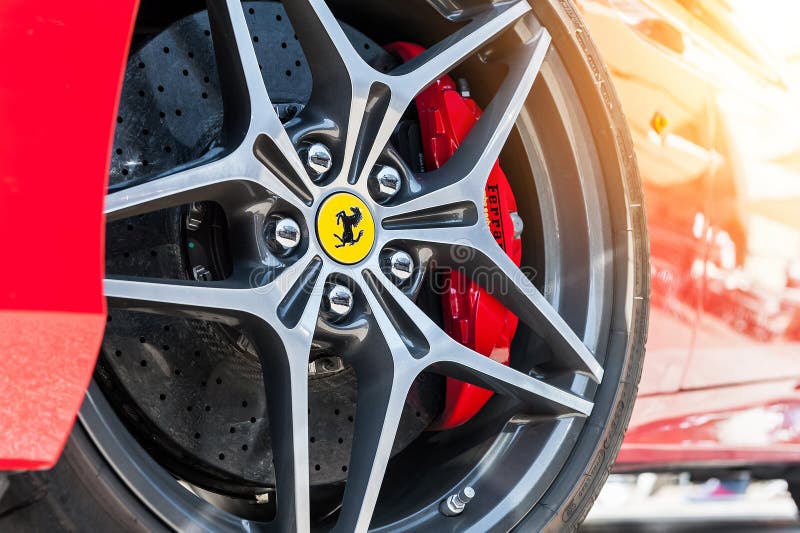 Feche Acima De Um Sistema Da Roda E De Freio De Ferrari Imagem de Stock ...