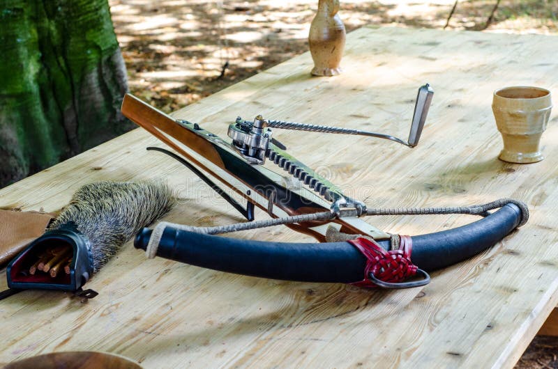 Besta Grande Velha Medieval Sem Uma Seta Na Natureza E No Fundo Verde ...