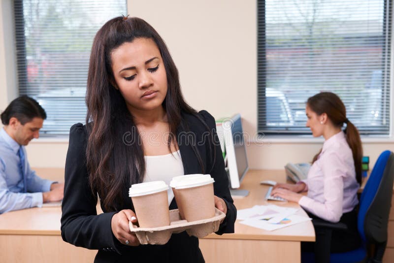 Fed Up Female Intern Fetching-Koffie in Bureau Stock Foto - Image of ...