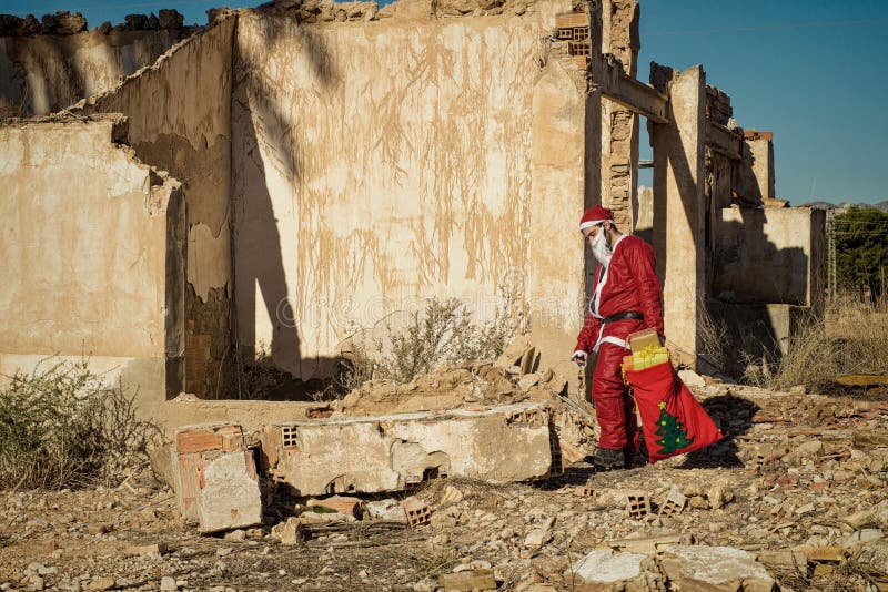 Trudging Along in the Snow. Stock Image - Image of winter, nature: 38210649