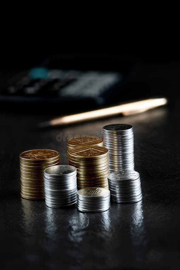 Feder, Brillen Und Diagramme Stockbild - Bild von investition ...