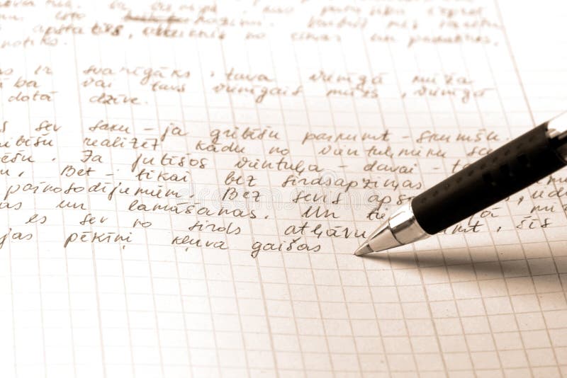 Feder Schreibt Den Text Auf Ein Quadriertes Papier Stockbild - Bild von ...