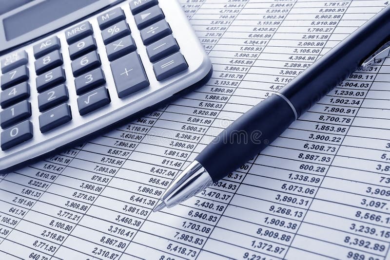 Stift Und Taschenrechner Auf Finanz-Kassentabelle Stockbild - Bild von ...
