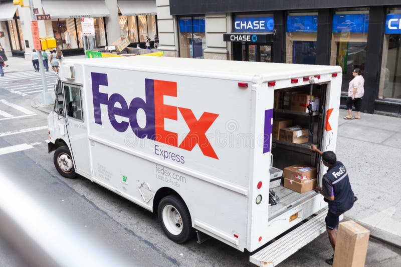 Fedex-Eil-LKW in New York City Redaktionelles Bild - Bild von ...