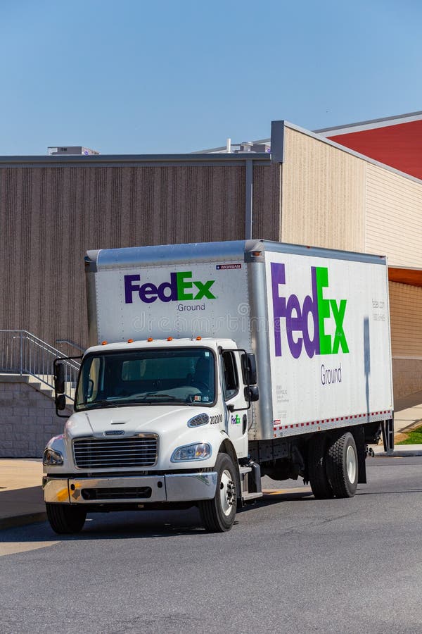 Fedex-Grund-LKW in Outlet Center Redaktionelles Stockfoto - Bild von ...