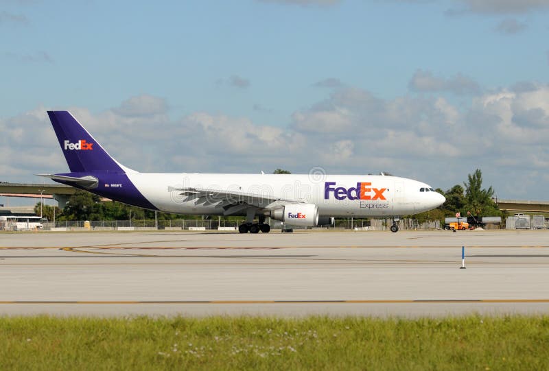 Fedex Heavy Cargo Jet Departing Editorial Stock Image - Image of side ...