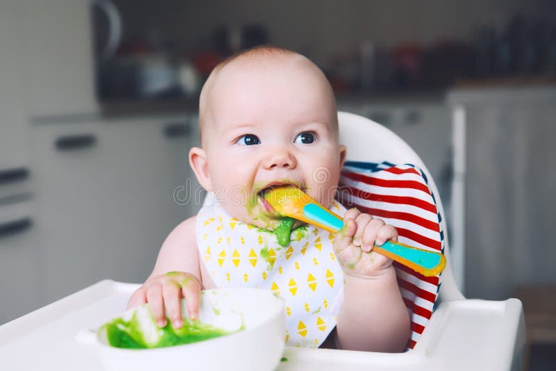 Feeding Baby` S Eerste Stevig Voedsel Stock Foto - Image of zelf, voer ...