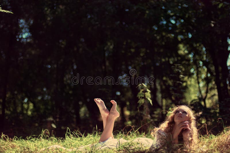 Portrait Der Romantischen Frau Im Feenhaften Wald Stockbild - Bild von ...