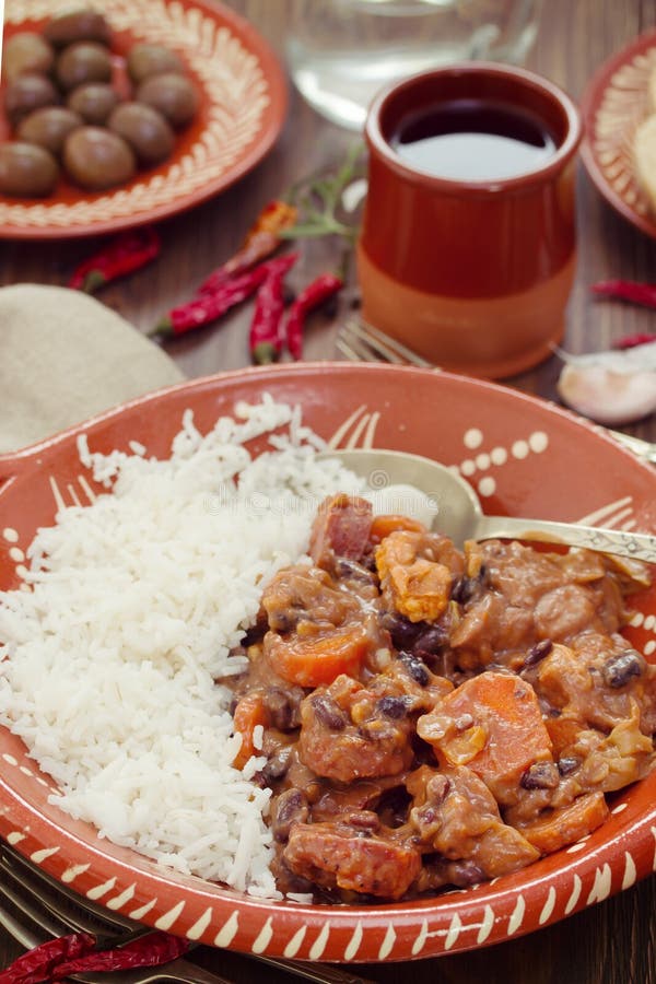 Feijoada Portoghese Tipico Del Piatto Con Riso in Ciotola Ceramica ...