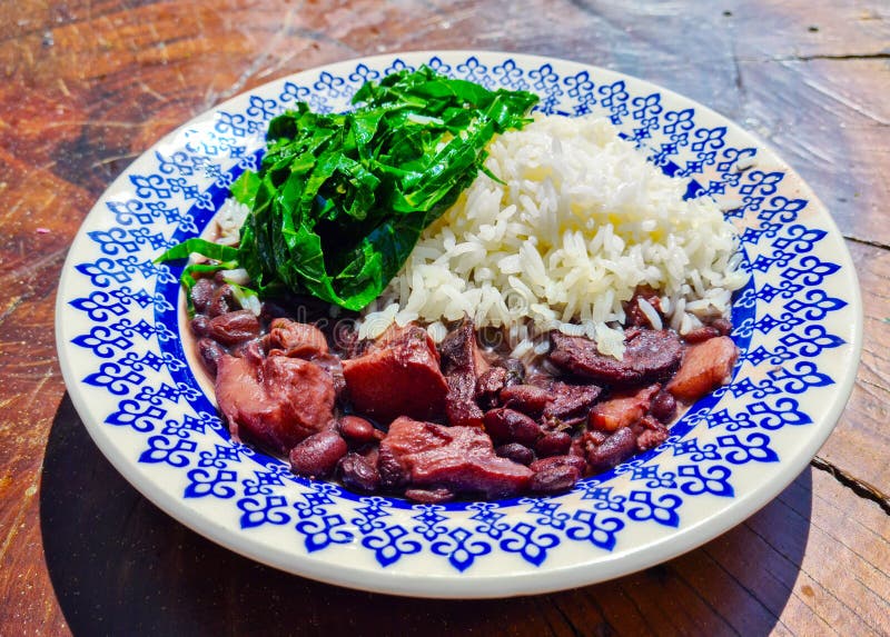 Feijoada Tradicional Brasileira Com Couve E Arroz Foto de Stock ...