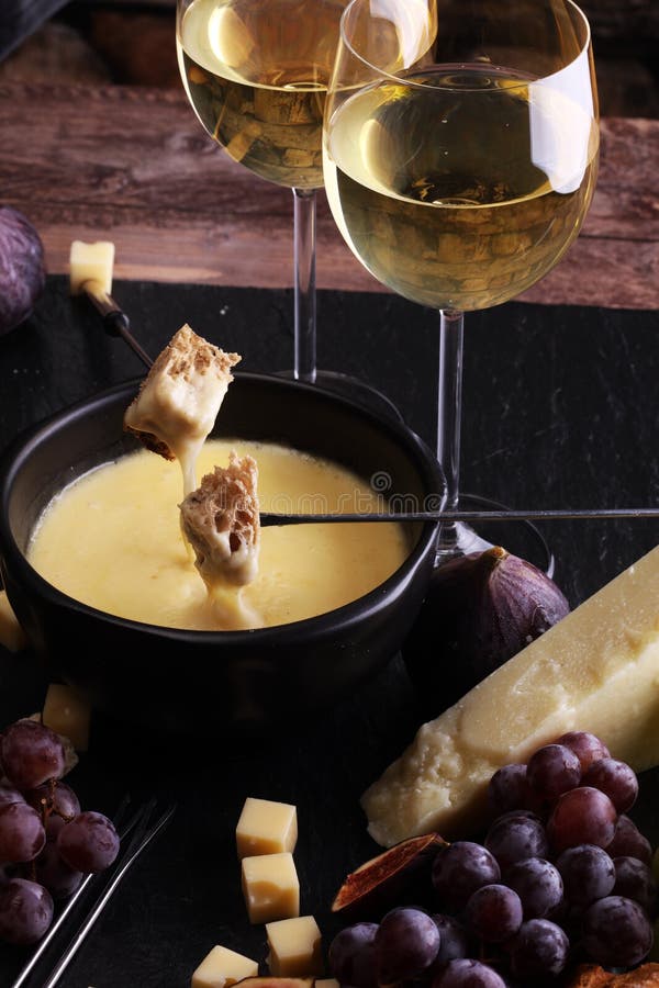 Feinschmeckerisches Schweizer Fondue-Essen an Einem Winterabend Mit ...