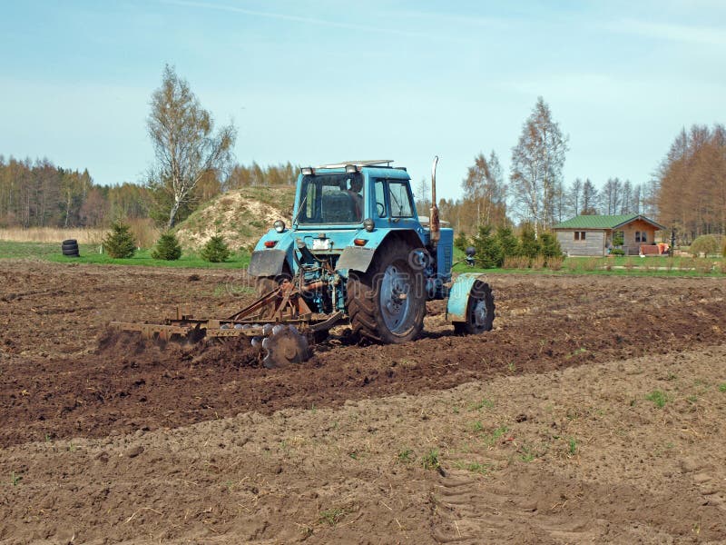 Feld, das 2 eggt stockbild. Bild von metall, traktor - 24618659