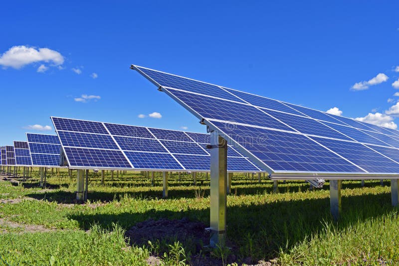 Feld mit Solaranlage stockbild. Bild von elektrisch, generator - 96252925