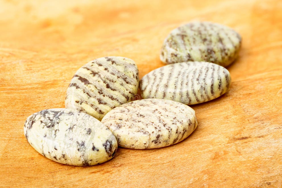 Feldespato verde en abedul imagen de archivo. Imagen de oval - 36010809