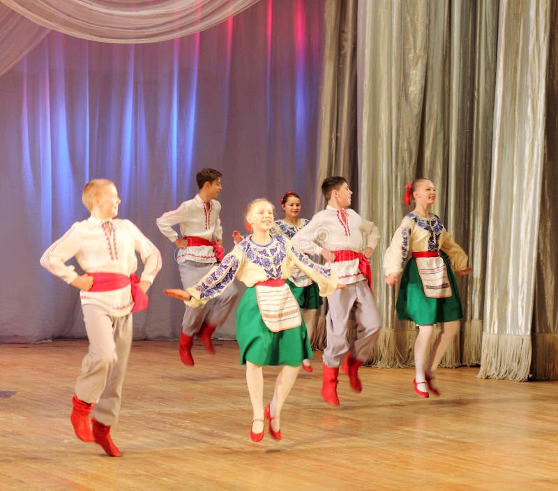 Felices danzas populares foto de archivo editorial. Imagen de festival ...