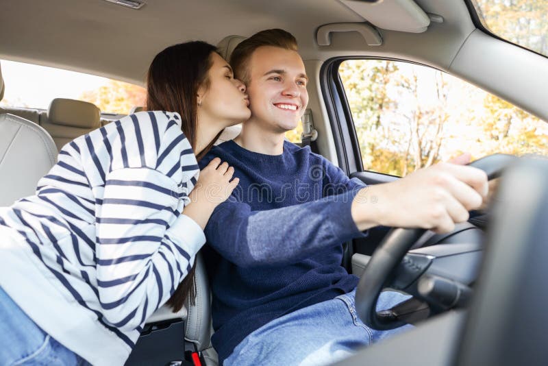 Feliz Casal Viajando Juntos De Carro Foto de Stock - Imagem de ...