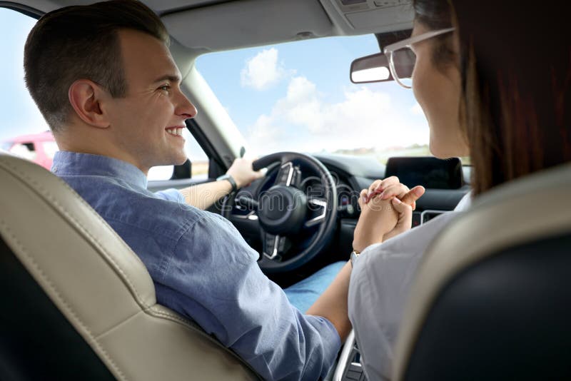 Feliz Casal Viajando Juntos De Carro Imagem de Stock - Imagem de ...