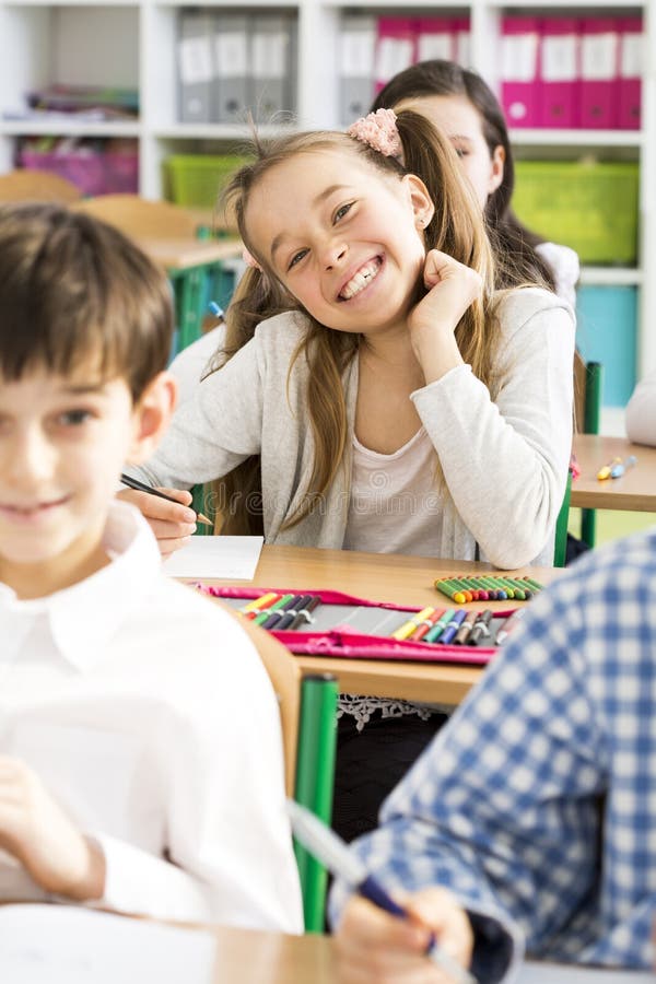 Alumno Feliz Durante La Lección Foto de archivo - Imagen de internet ...