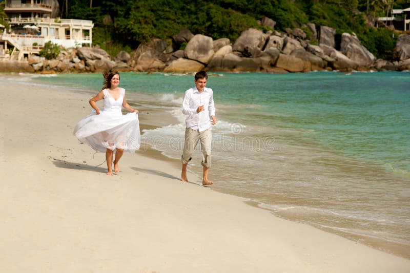Feliz e amor na praia imagem de stock. Imagem de praia - 31219613