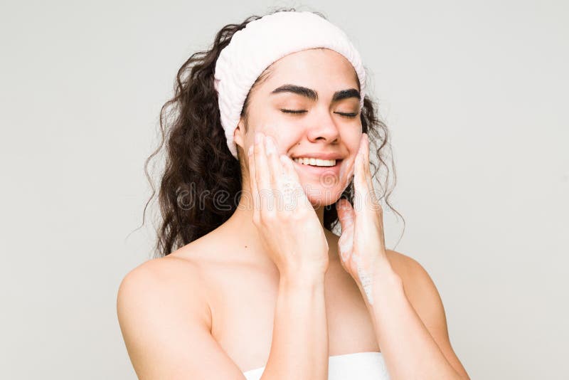 Hermosa Cara De Limpieza Joven Con Gel O Jabón De Espuma De Cuidado