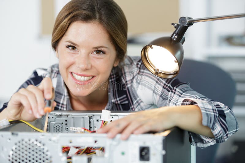 Feliz Joven Mujer Arregla El Componente Pc En El Centro De Servicio ...