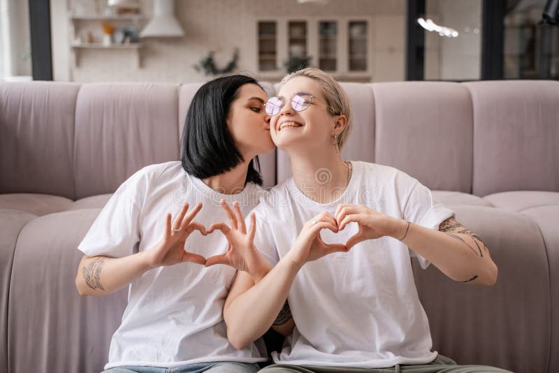 Mujer Lesbiana Feliz Abrazando Novia En Imagen De Archivo Imagen De