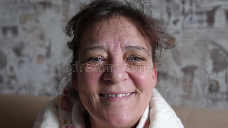 Feliz Maduro De Mediana Edad Mujer Soltera Mirando Cámara Posando En ... Feliz Maduro De Mediana Edad Mujer Soltera Mirando Cámara Posando En ...