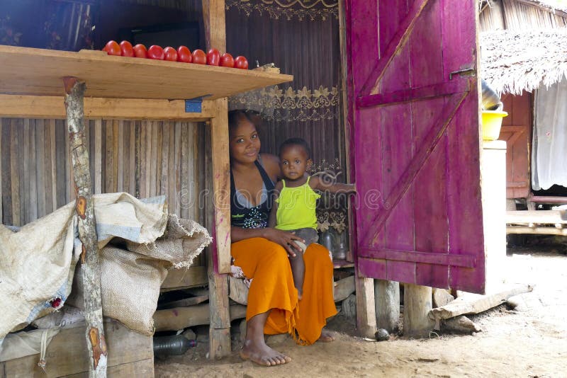 Feliz Mujer Malgache Con Su Hijo Foto de archivo - Imagen de cabrito ...