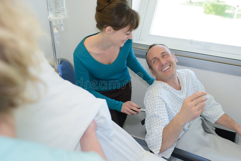 Feliz paciente y sonrisa imagen de archivo. Imagen de marido - 119526059