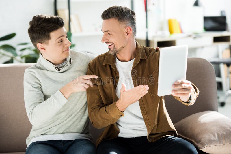 Feliz Pai E Filho Adolescente Segurando Tablet E Olhando Um Para O