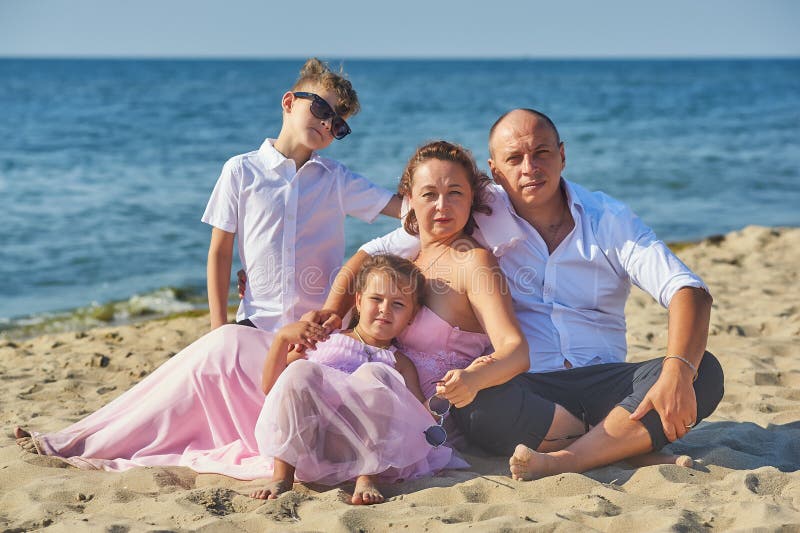 Feliz Pareja Casada Con Hijos En Su Día De Aniversario De Bodas Con ... Feliz Pareja Casada Con Hijos En Su Día De Aniversario De Bodas Con ...