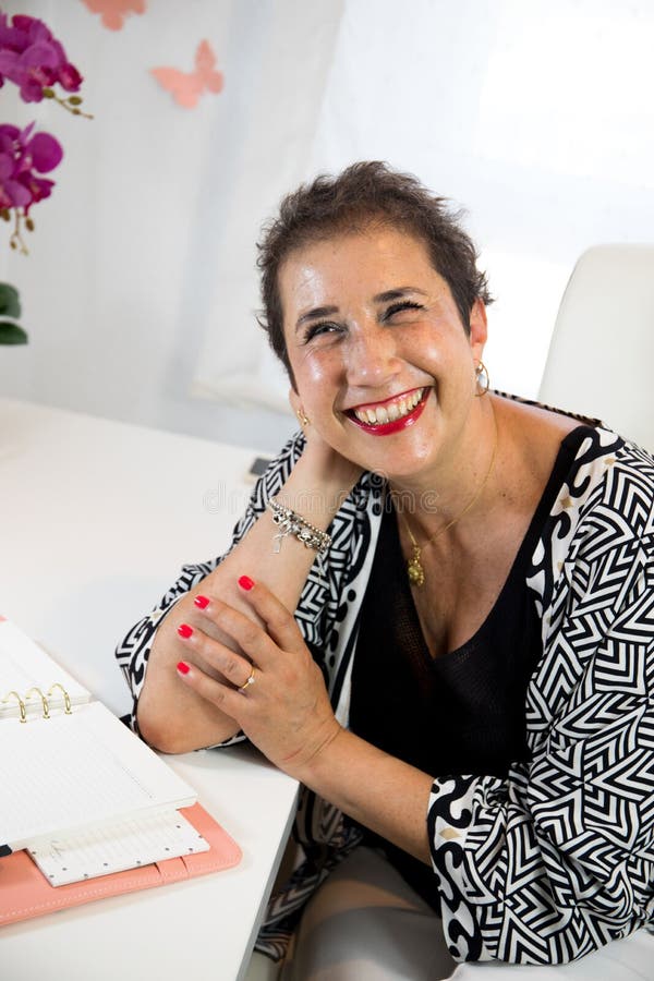 Feliz Y Alegre Mujer Sentada Y Trabajando En Casa Foto de archivo ...