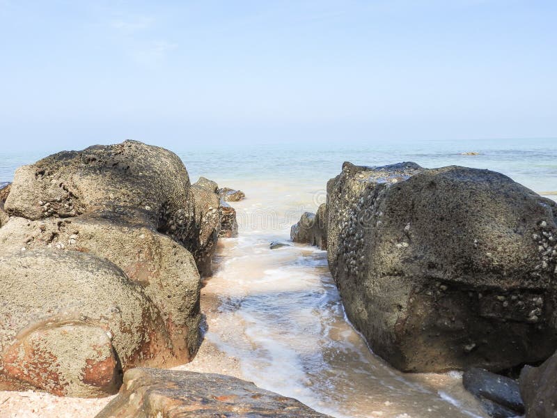 Felsen Auf Dem Sandigen Strand Stockbild - Bild von felsen, strand ...