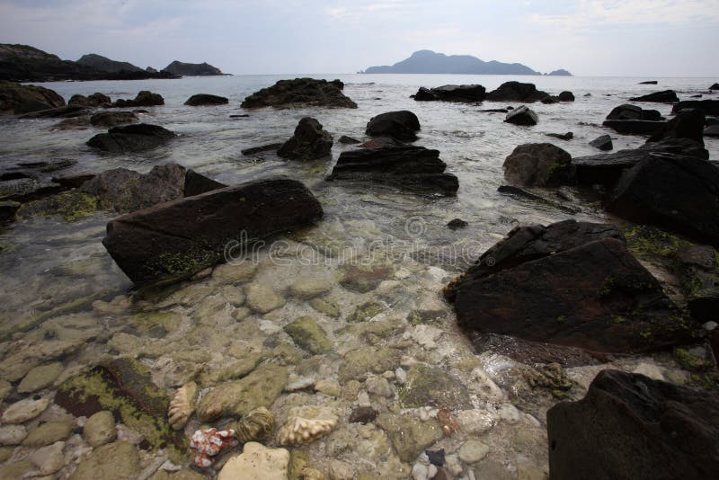 Steine am Strand stockfoto. Bild von felsen, strand, schale - 30904398