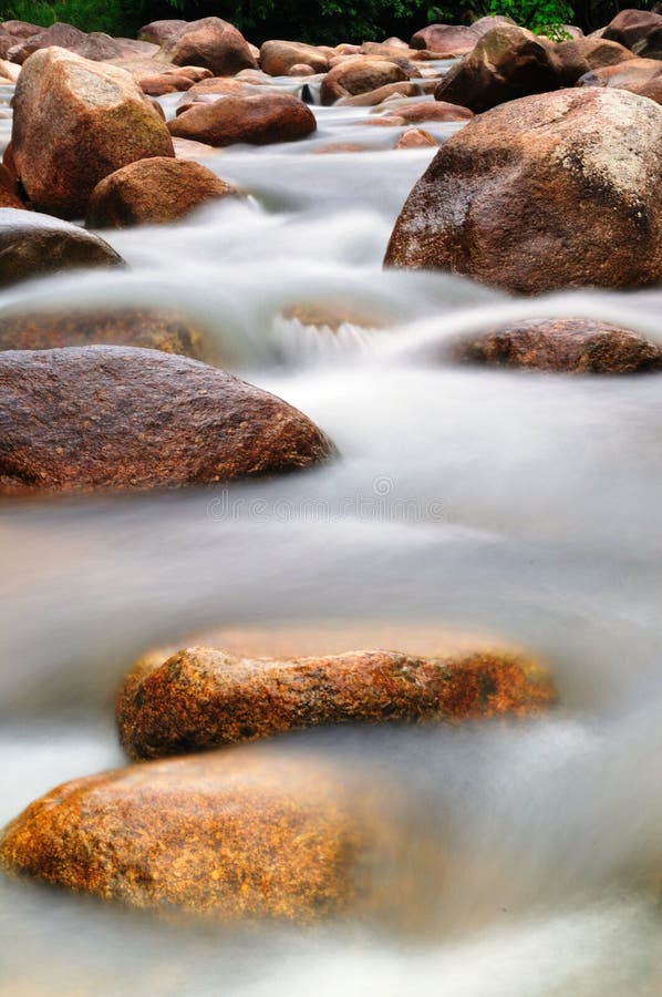 Felsen im Fluss stockbild. Bild von wasser, tief, felsen - 13445985