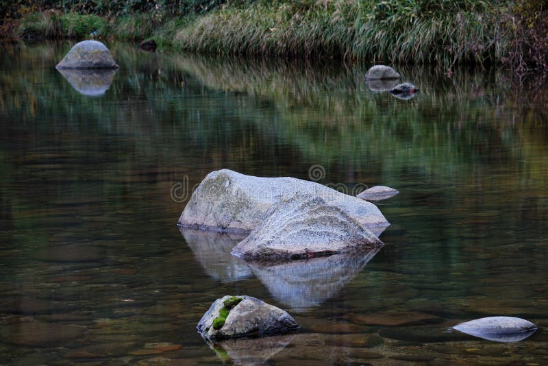 Felsen Im See Oder Im Fluss Stockfoto - Bild von felsig, nave: 7042264