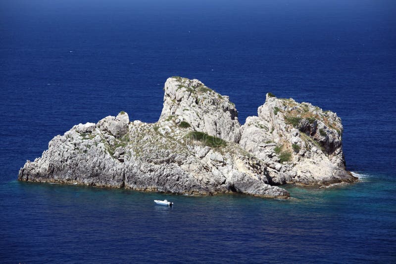 Die einsame Insel stockfoto. Bild von himmel, blau, berg - 35068498