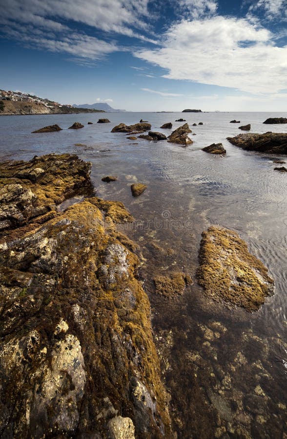 Felsiger Strand Bei Sonnenuntergang Stockbild - Bild von nave ...
