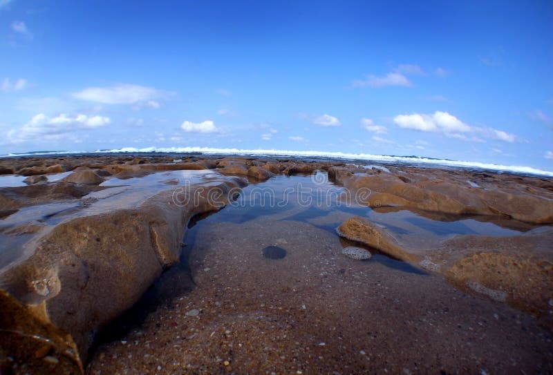 Felsiger Strand bei Ebbe stockfoto. Bild von zurücktreten - 22363938