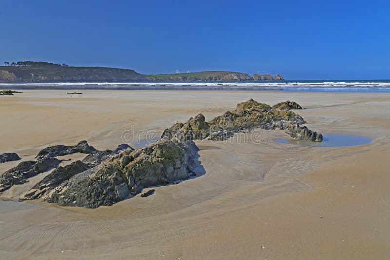 Felsiger Strand Beim Atlantik, Frankreich Stockfoto - Bild von ...
