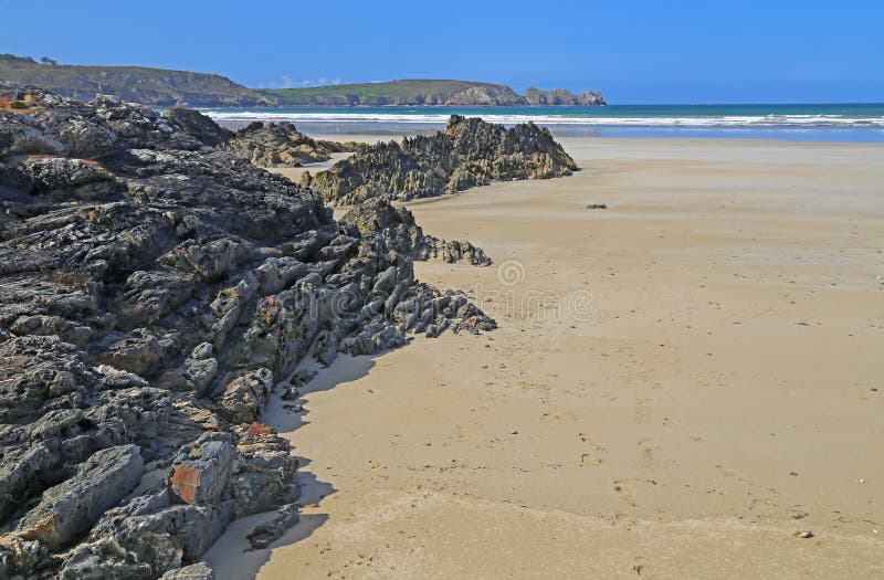 Felsiger Strand Beim Atlantik, Frankreich Stockfoto - Bild von wasser ...