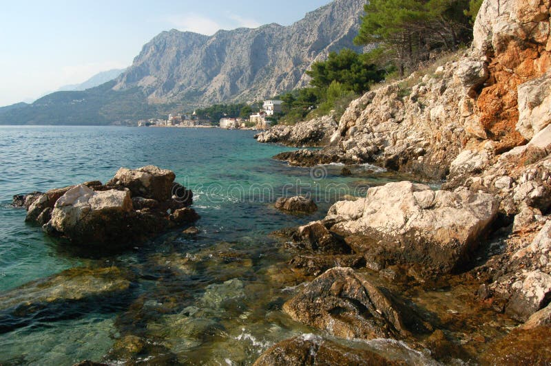 Felsiger Strand in Drasnice, Kroatien Stockbild - Bild von nave ...