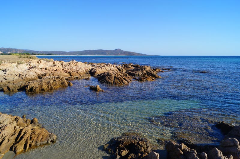 Felsiger Strand und Berg stockfoto. Bild von meer, berg - 53695462