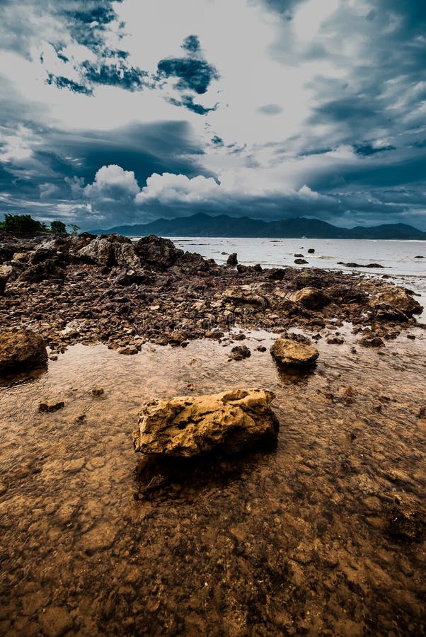 Felsiger Strand und Insel stockbild. Bild von klippe - 33108527