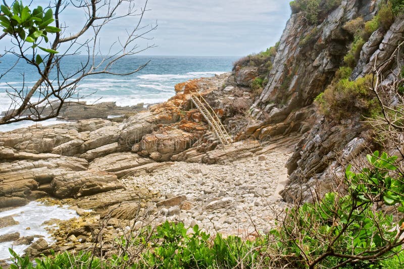 Felsiger Strand und Leiter stockfoto. Bild von lebensstil - 52869150