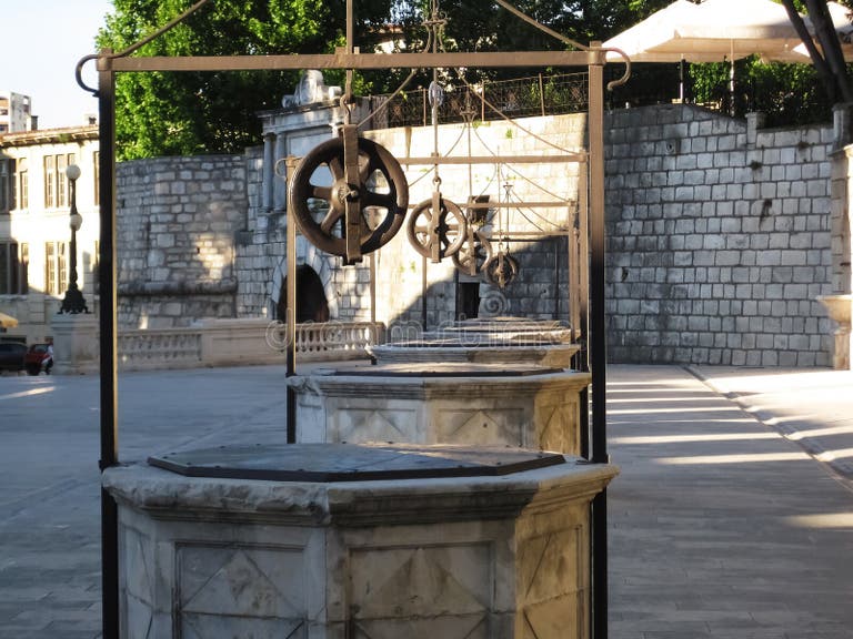 Fem brunnar arkivfoto. Bild av bakgrund, djupt, himmel - 106610776