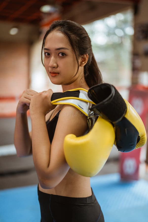 The Female Boxer Standing Bring the Boxing Gloves at Her Shoulder Stock ...