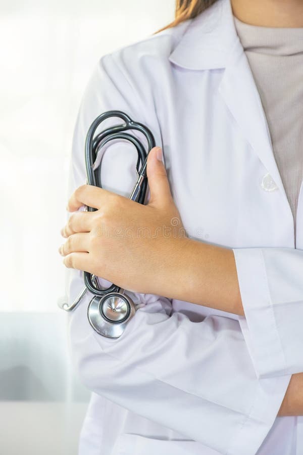 The Female Doctor Held a Stethoscope and Stood in the Ward with a ...